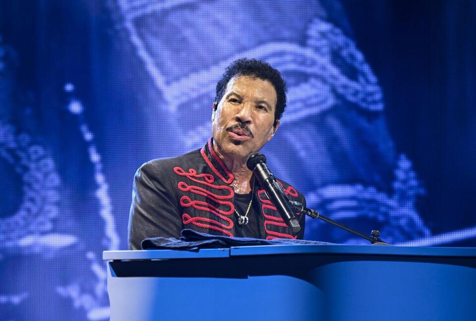 Lionel Richie Brings the Hits With Earth, Wind & Fire to Seattle ...