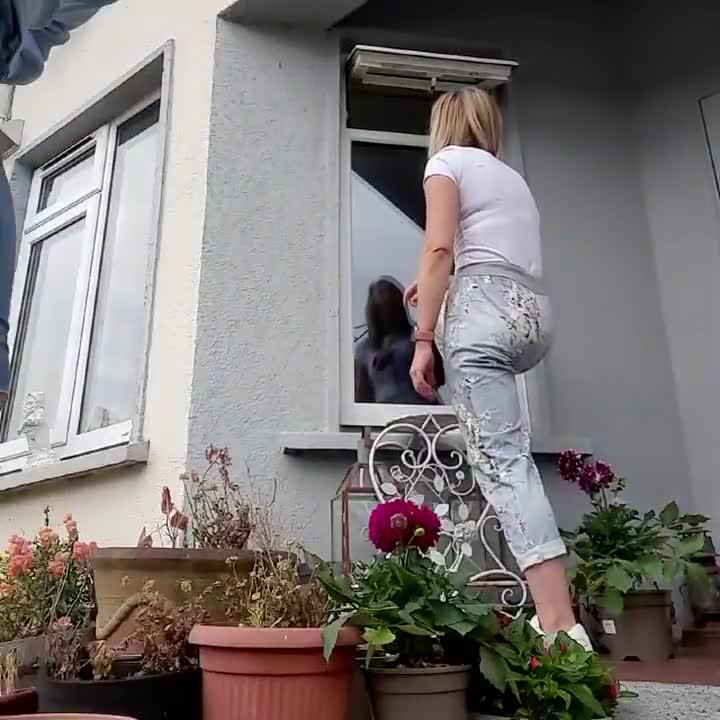 Sister Climbs Through Tiny Window As Dad Shows Up With The Key Newsbreak 3684