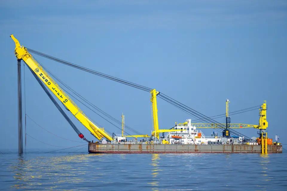Floating crane, laser drones & giant saw… Details of Bayesian yacht ...