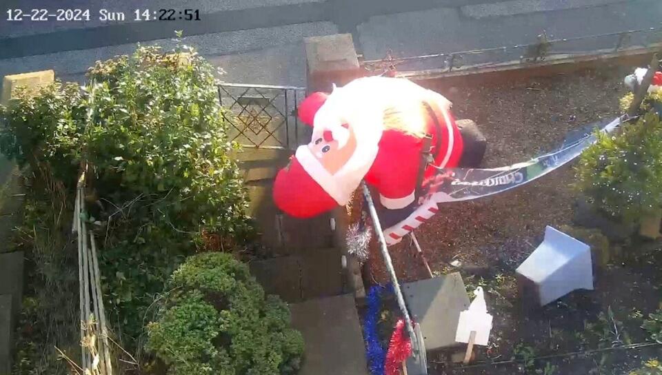 Grinch caught on camera stabbing giant inflatable Santa Claus - NewsBreak