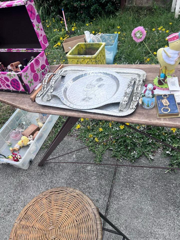 🎁 Freebies Up for Grabs in Montara — Books, Furniture & More - NewsBreak