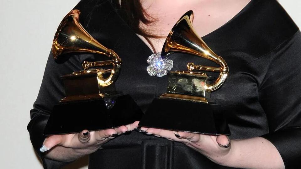 Chaka Khan takes the stage with Amy Allen at the Resonator Awards ...