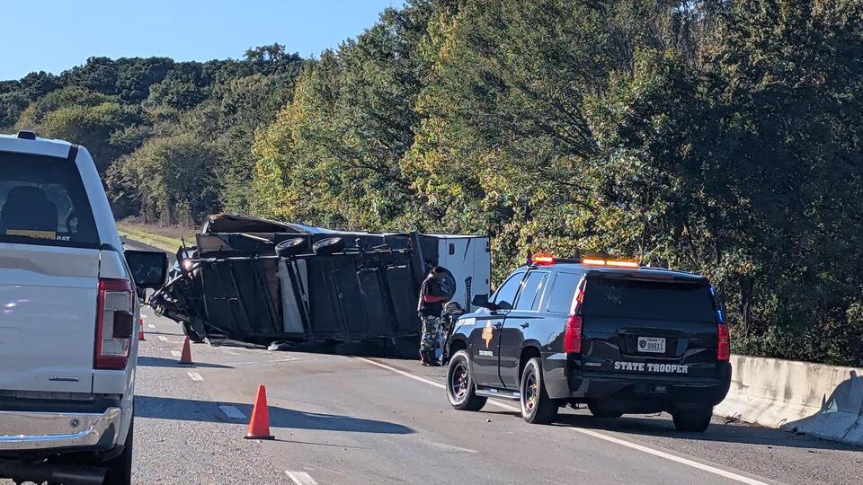 Rollover crash disrupts traffic on I-20 westbound near Lindale - NewsBreak