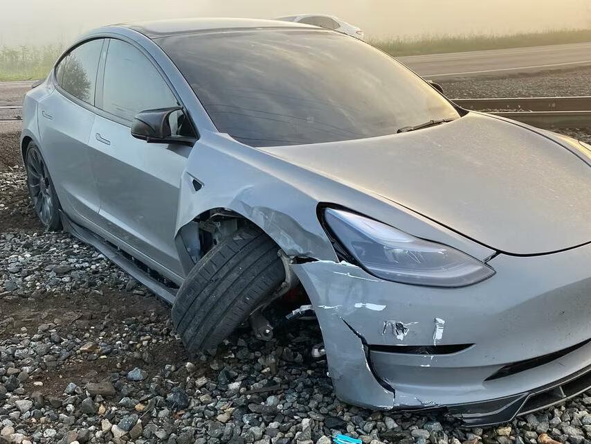 Tesla Model 3 With FSD Fails To Detect Railway Crossing, Narrowly ...