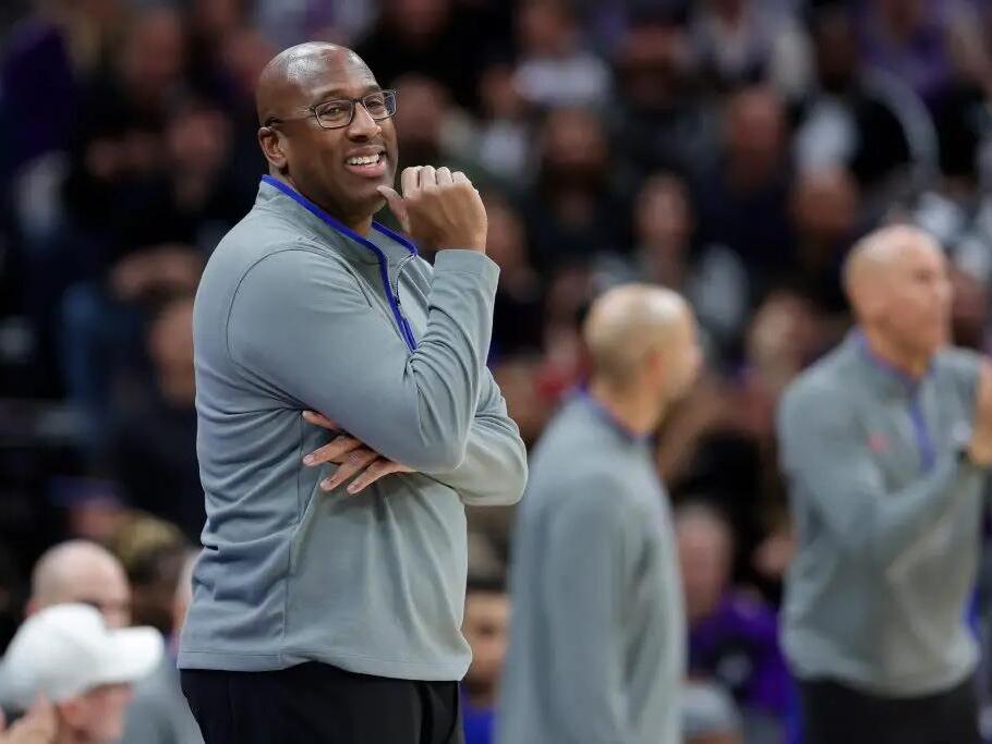 Kings extend head coach Mike Brown