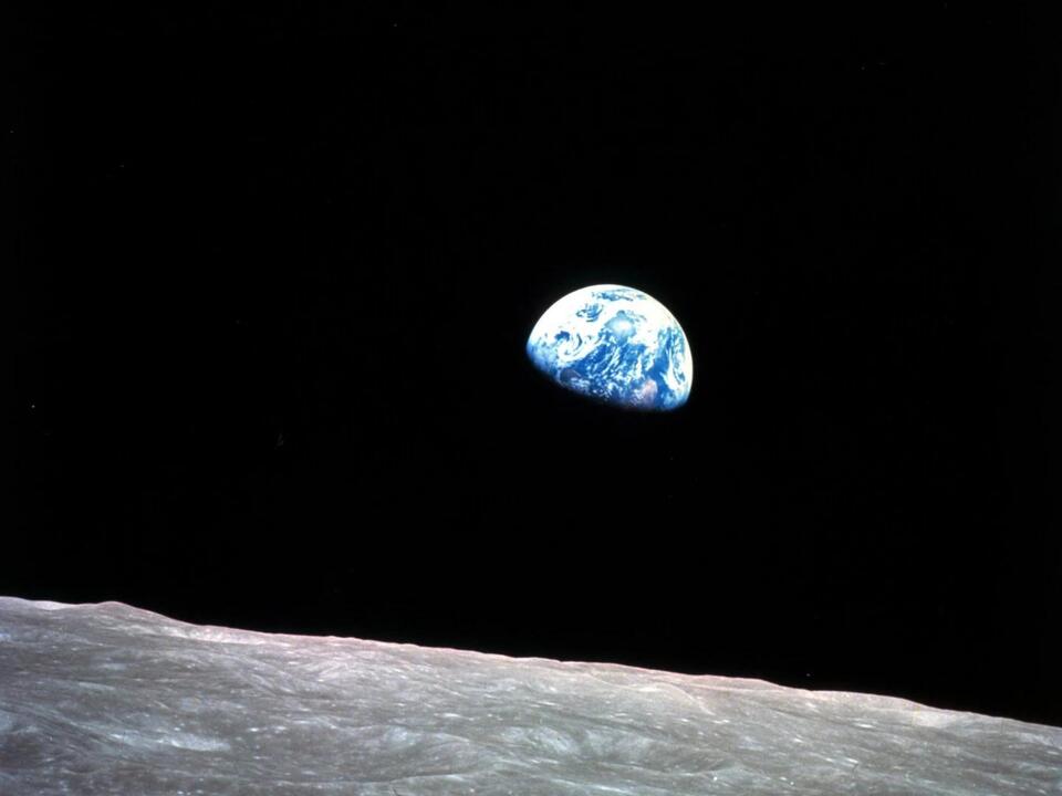 Former astronaut William Anders, who took iconic Earthrise photo, killed in Washington plane crash