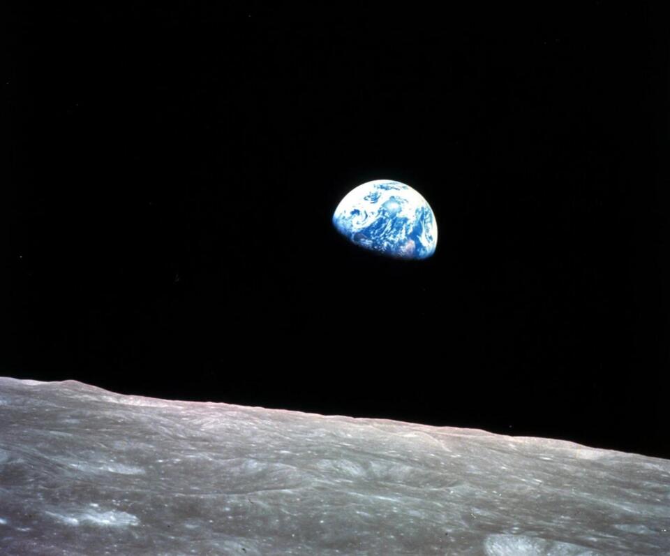 Former astronaut William Anders, who took iconic Earthrise photo, killed in Washington plane ...