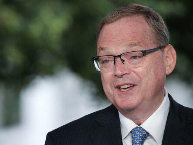 Top White House Economics Advisor Predicts Government Shutdown Will End ...