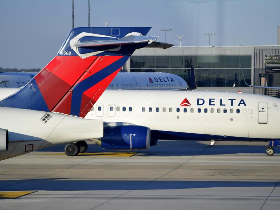 Man arrested after boarding flight without ticket, hiding in bathroom