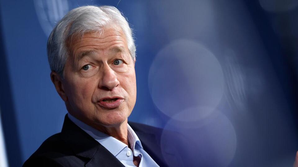 Top Banker Gives Eerie Warning With Echoes of 2008 Crash - NewsBreak