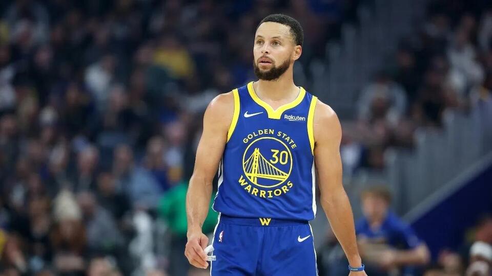 Fans React to Step Curry’s ‘Shooting the Moon’ Billboard - NewsBreak