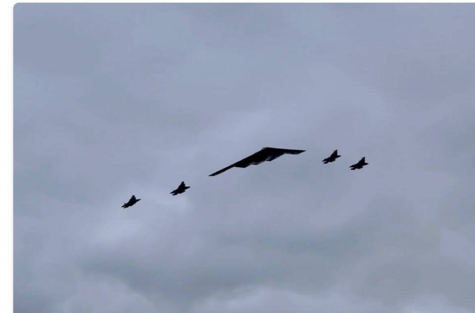 🎥B-2 stealth bomber flyover at Trump-Putin summit - NewsBreak