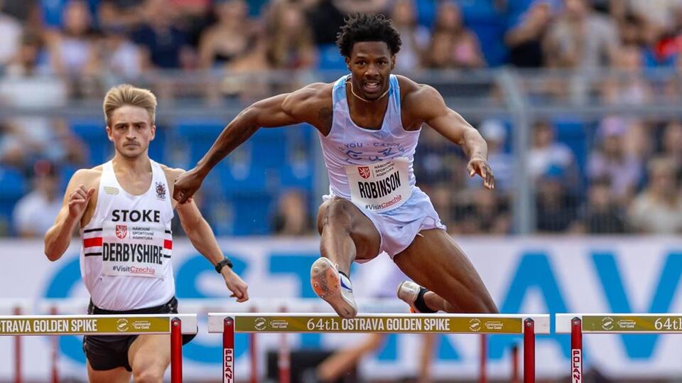 Champion Runner Suffers Embarrassing Wardrobe Malfunction Mid-Race ...