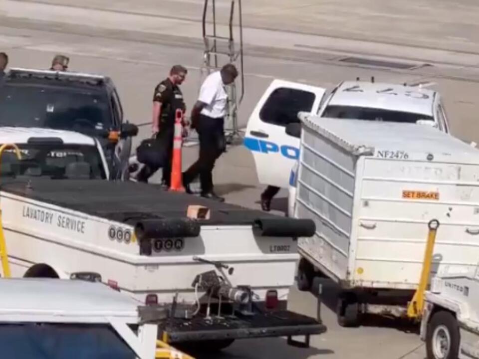 Wanted Pilot Arrested and Escorted off Plane Moments Before Takeoff in ...