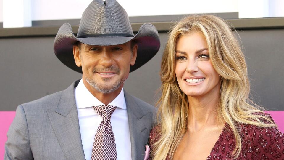 Tim McGraw and Faith Hill's Retro Christmas Tree Decor Is Heavy on ...