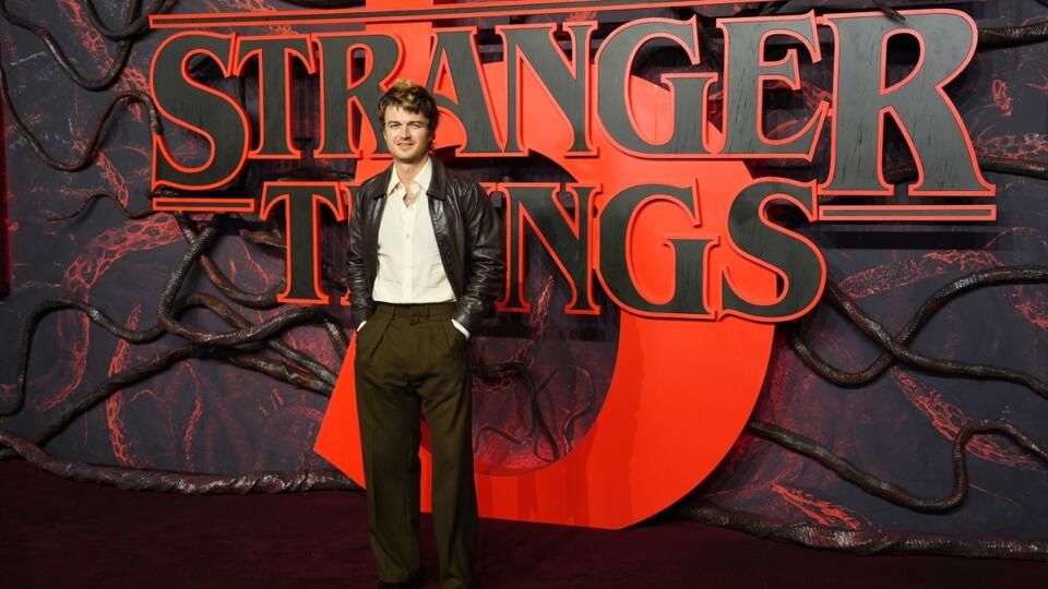 Stranger Things’ Joe Keery Dethrones Taylor Swift on Spotify - NewsBreak