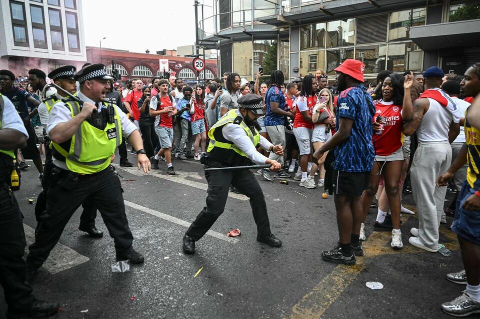 Arsenal trophy parade chaos: 16 arrests, man stabbed and scores rescued ...