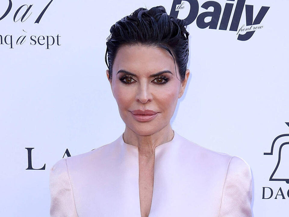 Lisa Rinna Looks Completely Different as She Ditches Signature Hairstyle