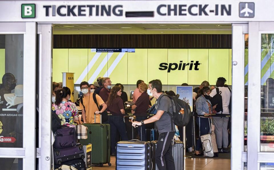 Brawl Breaks Out Between Airport Workers And Passenger At Spirit ...