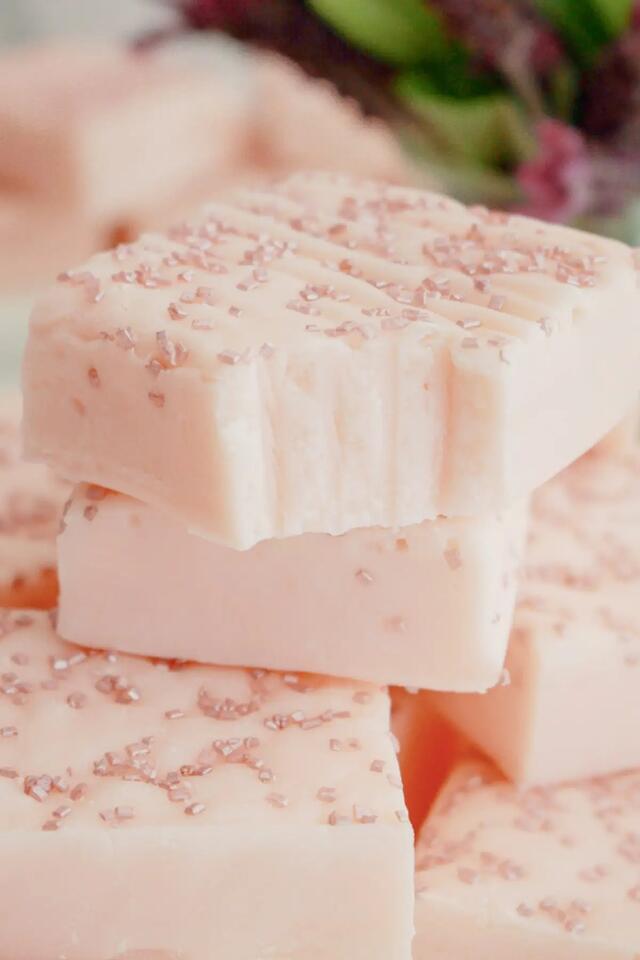 Easy White Chocolate Raspberry Fudge with Smooth, Velvety Texture ...