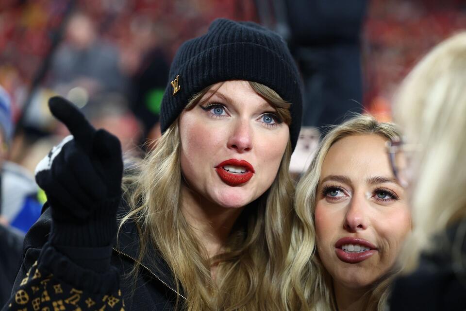 ‘She So Does Not Belong There’: Fans Abuzz Taylor Swift Gets Pushed at ...