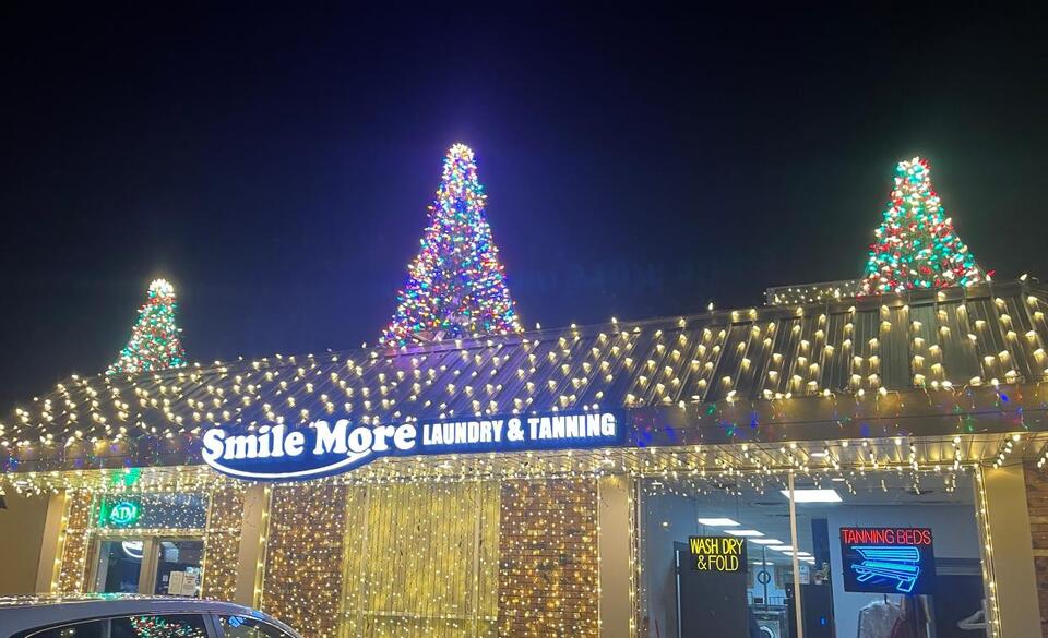 YouTuber Roman Atwood gets festive with new laundromat business in ...