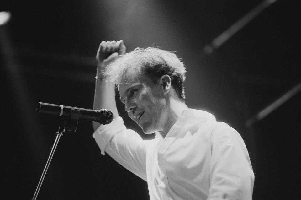 '80s Hitmaker, 67, Plays Iconic Chart-Topper 43 Years Later - NewsBreak