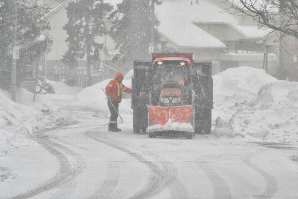 Snow Safety Warning Issued as 24 States Brace for Up to 3 Feet of Snow ...