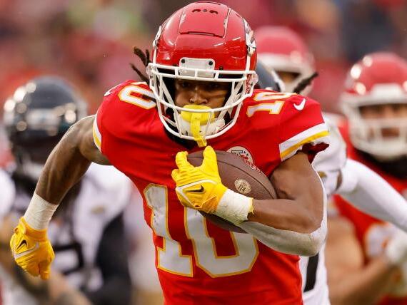 Chiefs RB depth chart: Carson Steele, Kareem Hunt options for Kansas ...