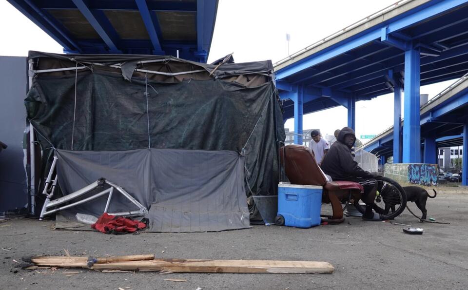 Homeless camps near freeways have avoided sweeps. Now the city is ...