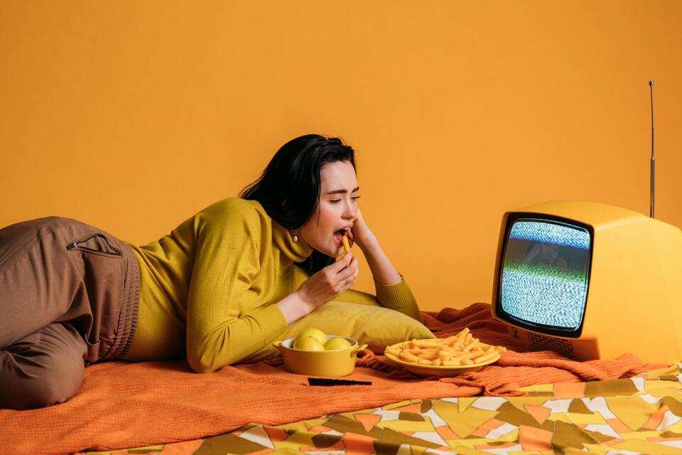 People Who Can’t Eat Without TV Often Have These 8 Psychological ...