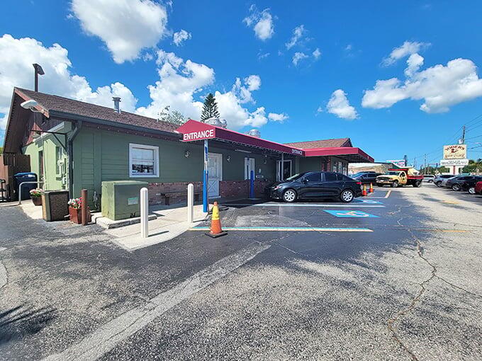 The Amish Restaurant In Florida Locals Swear Has The State’s Best Baked ...
