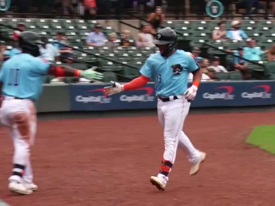 Pedro León slugs his 17th homer of the season