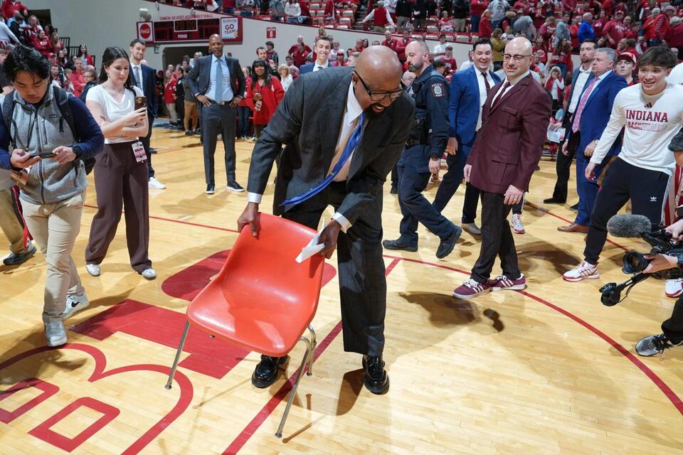 Indiana coach Mike Woodson honors Bob Knight’s iconic chair-throwing ...