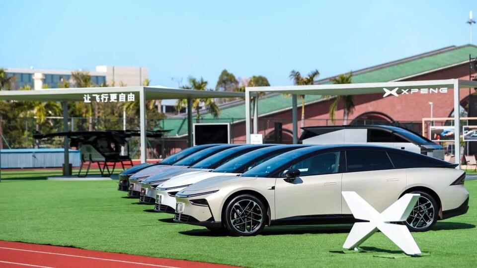 China unveils world’s longest-range EREV sedan with 267-mile electric ...