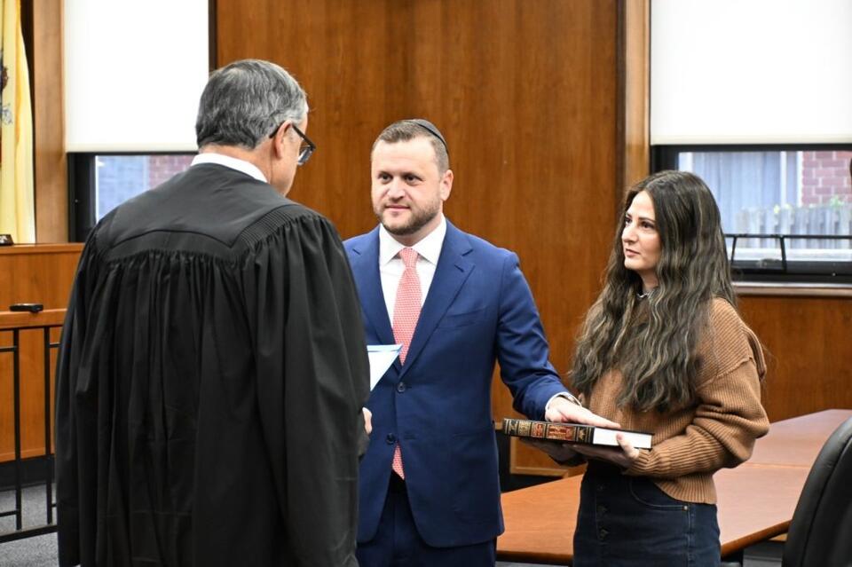 Shmuel “Sam” Ellenbogen Sworn-In As First-Ever Orthodox Jewish Ocean ...