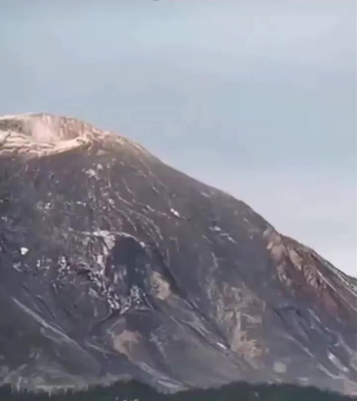 volcano eruption caught on camera! hell yeah 💪 - NewsBreak