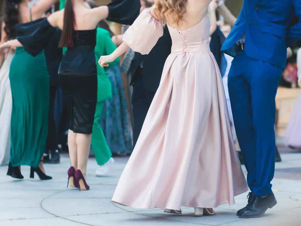 Teens miss prom after venue changed to smaller one at last minute — and ...