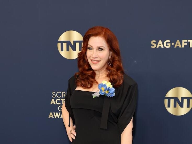 Lisa Ann Walter Plays Coy on Janine & Gregory’s Relationship in ‘Abbott ...