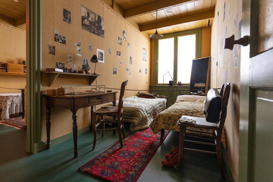 What it’s like to walk through Anne Frank’s Secret Annex in NYC — the ...