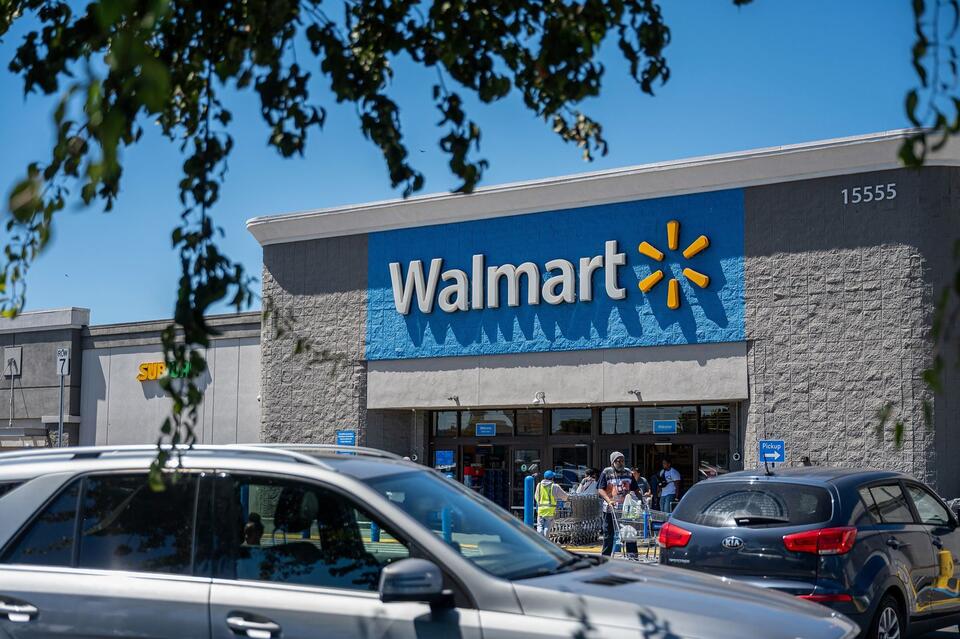 Fact check: Trump falsely claims Walmart is closing 250 California ...