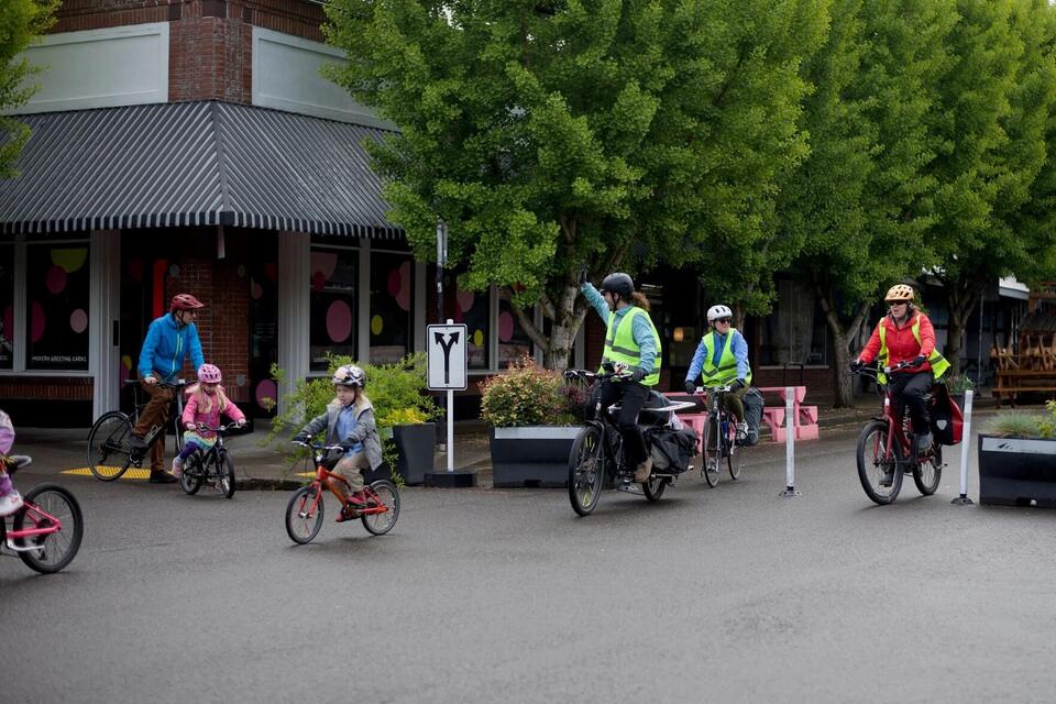 Portland's Abernethy Elementary School pilots a daily Bike Bus - NewsBreak