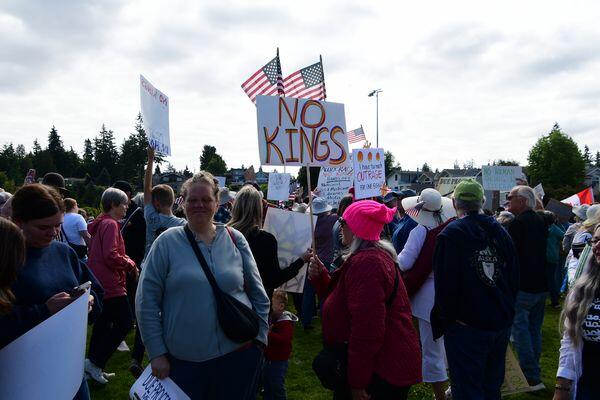 ‘No Kings’ protest draws more than 4,500 to Edmonds’ Civic Field ...