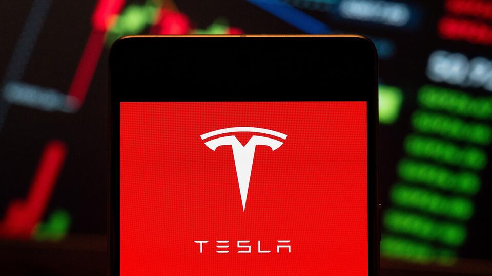 Tesla Stock: 4 Experts Argue Pros and Cons of ‘Buying the Dip’ Amid ...