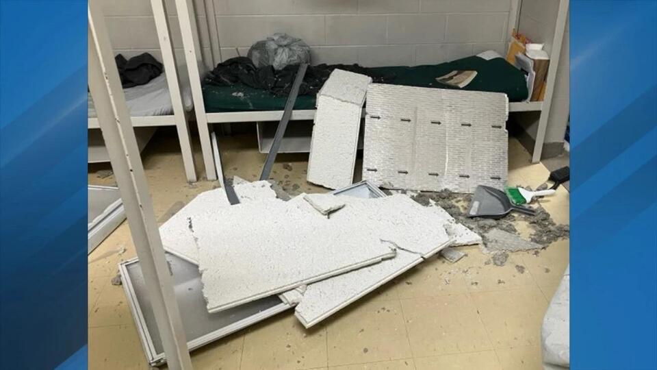 Ottumwa inmate falls through jail cell ceiling while trying to escape ...