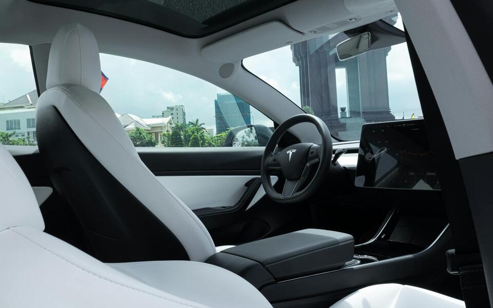 7 Cars With the Most Luxurious Interiors - Ultimate Comfort and Style ...