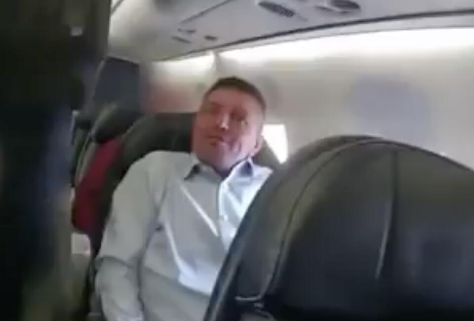TSA Races To Pull United Airlines First Class Passenger Off Plane After ...