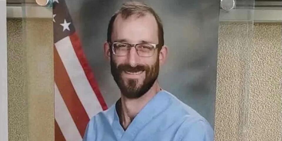 Video of Alex Pretti on Duty Goes Viral After the Tragedy - NewsBreak