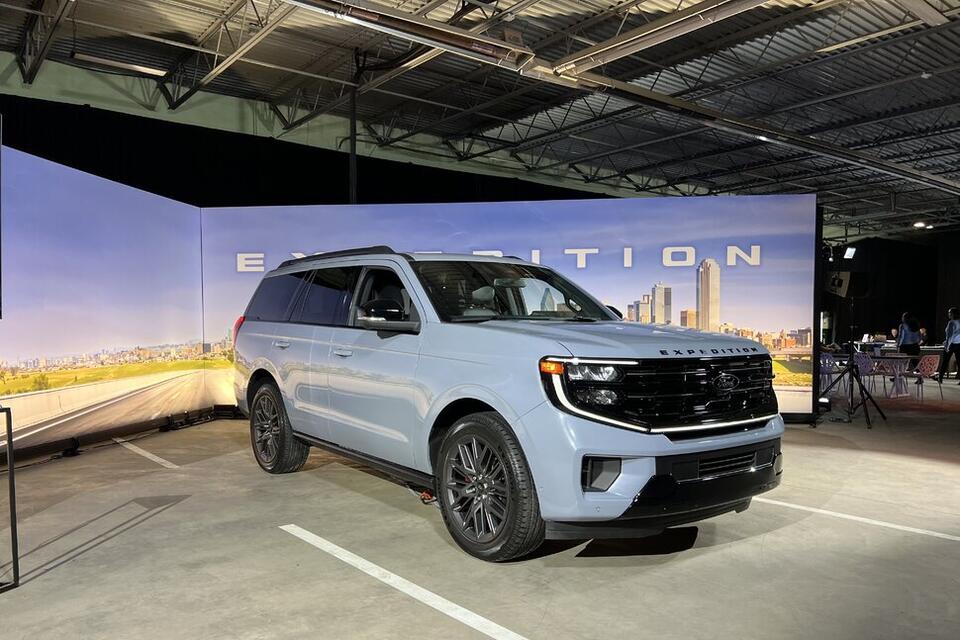 First Look: 2025 Ford Expedition Adds Split Tailgate, New Screens ...