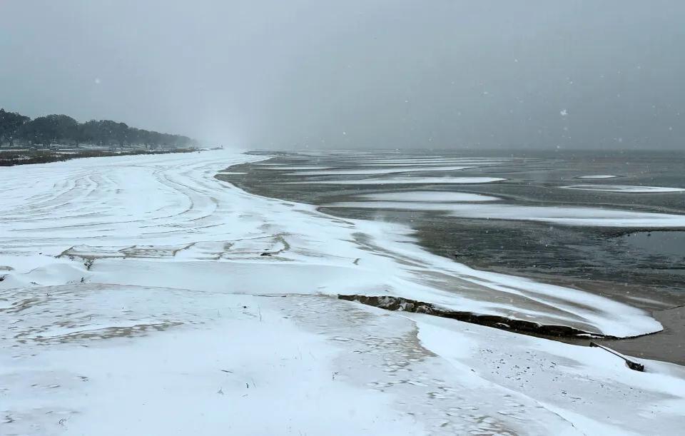 Heavy snow falling in Florida & covering beaches during first-ever ...